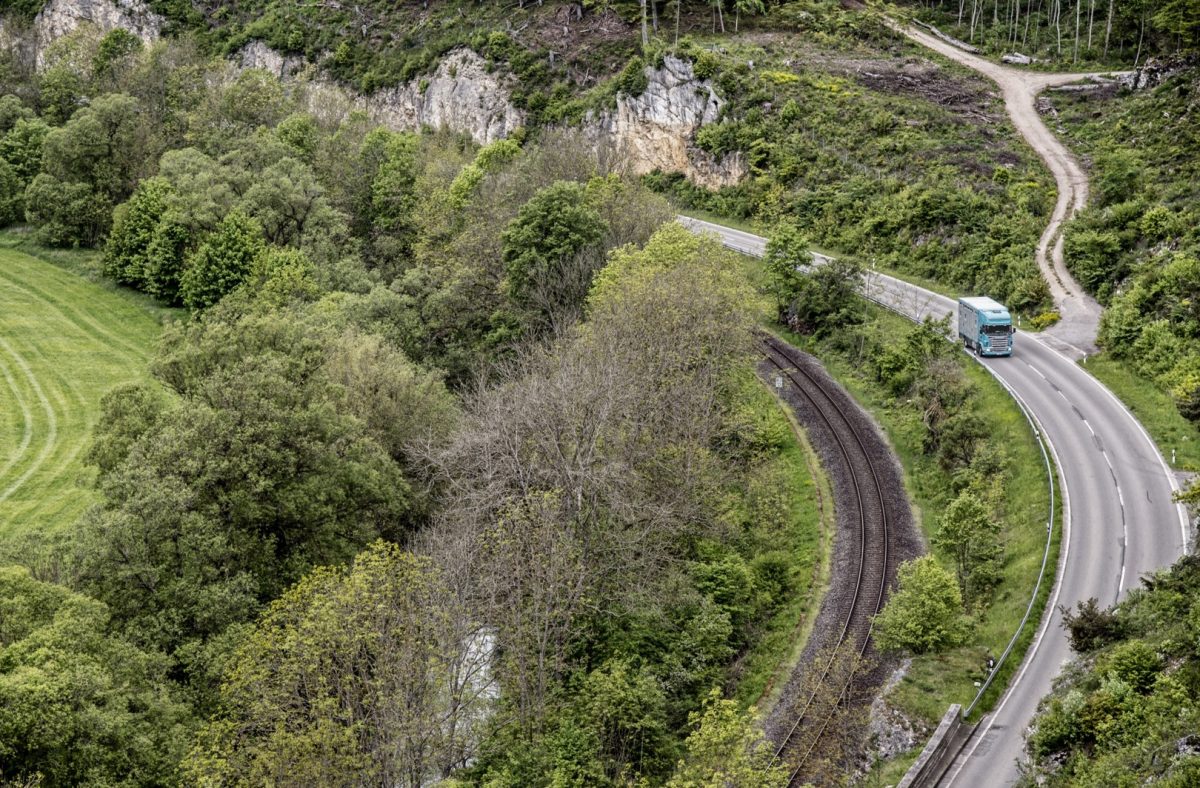 Bridgestone presentó ECOPIA R249 - CCA - Cámara del Comercio Automotor