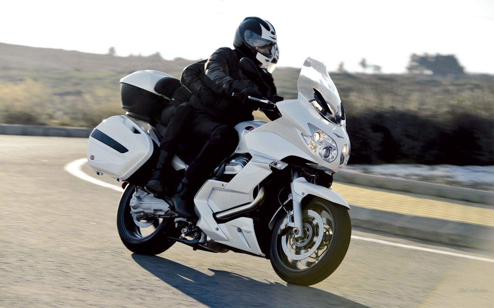 Motos de “Touring” - CCA - Cámara del Comercio Automotor